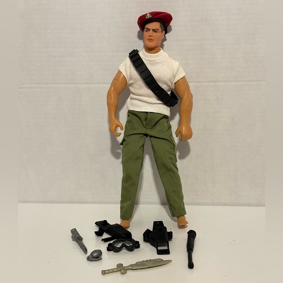 Hasbro | Toys | Vintage Gi Joe Doll Red Beret Commando With Specialized ...